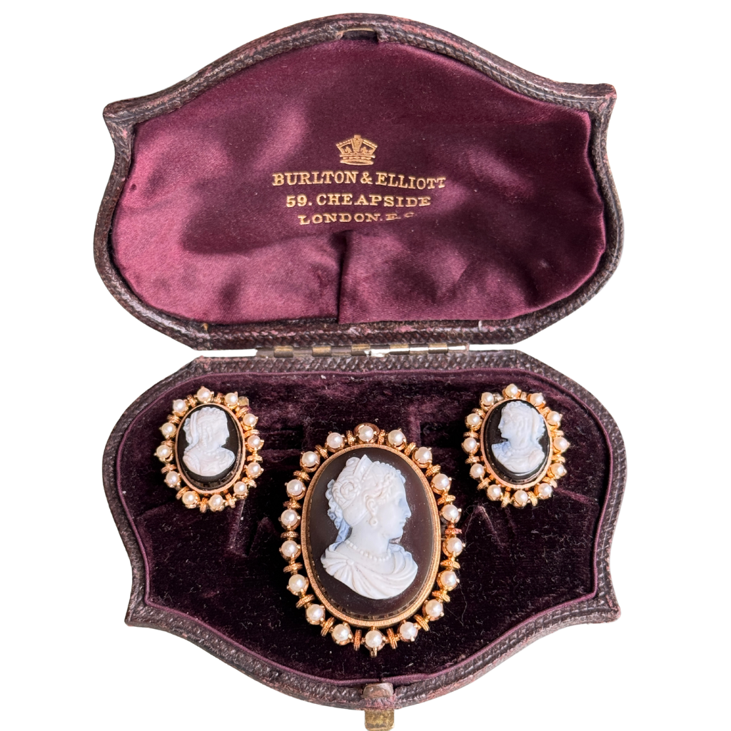 Brooches – Ford Swift